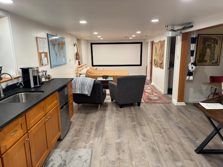 Walker’s Paradise W/ Projector, Kitchenette - Portland, OR