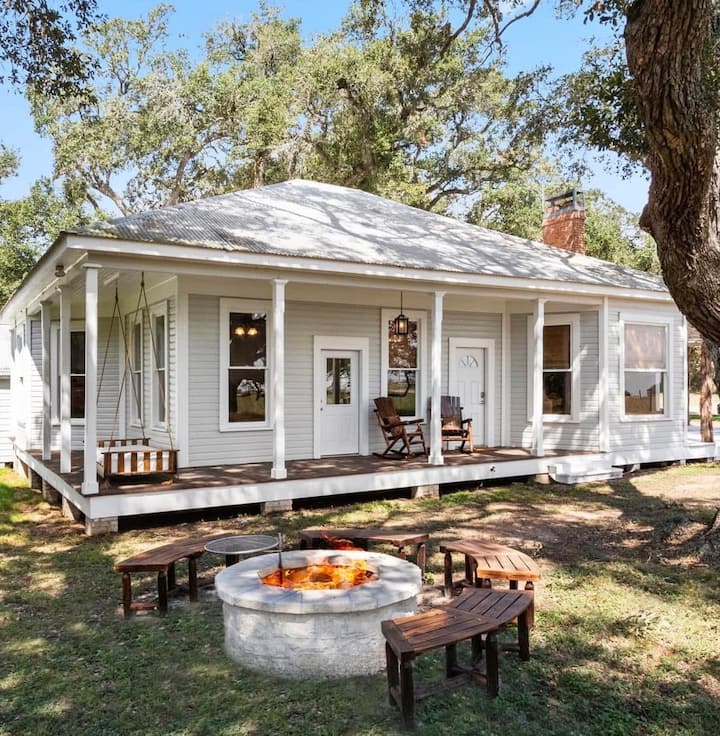 The Clubhouse 
Hunting Lodge 
Rural Stay - Eagle Lake, TX