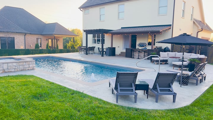 Derby + Bourbon Trail: Heated Poolside Retreat - Louisville, KY