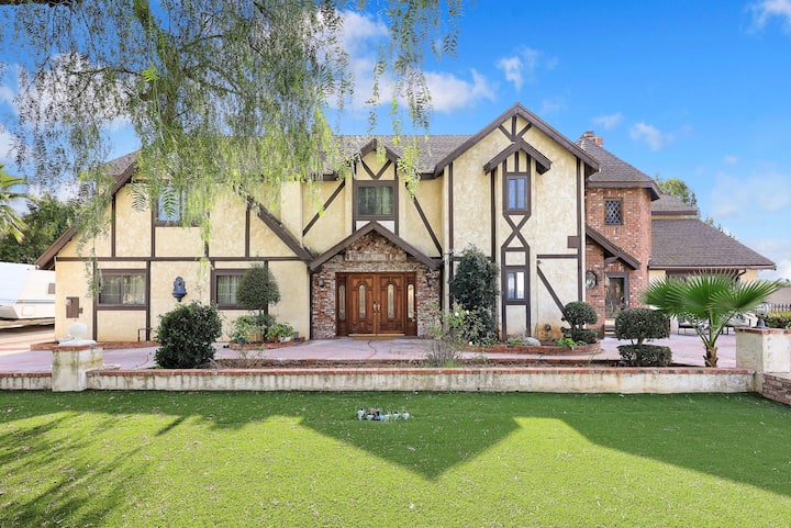 Castle /Vacation/leisure/8bd/6ba/bbq/pool - Riverside, CA