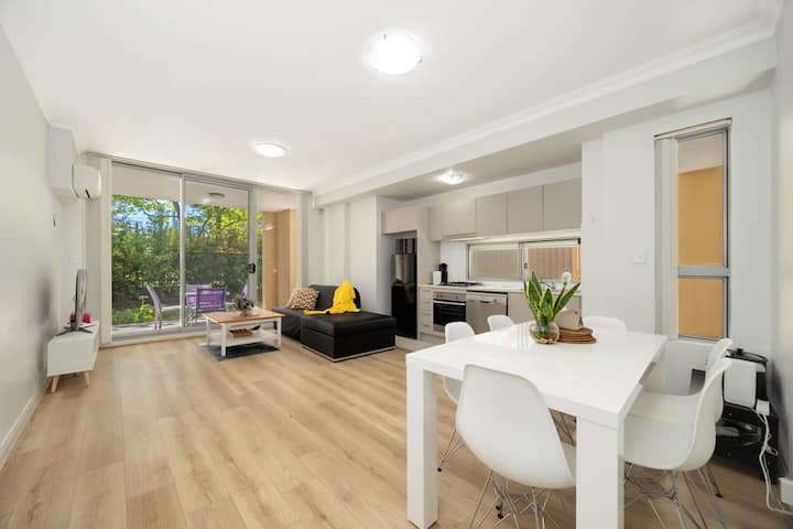 Cozy 2br Apt With Secure Parking | Close To Mall - Parramatta