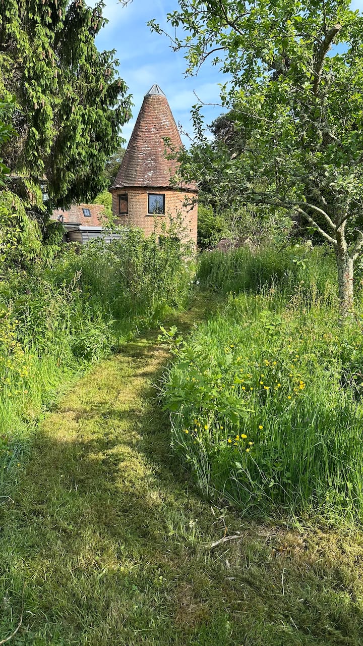 Self-contained Sussex Oast. - Battle
