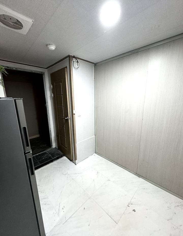 스튜디오212:방+화장실/전용숙소/전용화장실/지하철역 도보8분/버스정류장 1분/슈퍼싱글침대 - Seoul