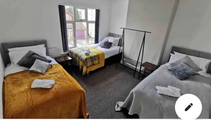 5 Bed | Spacious | Modern| Wi-fi - Stafford (UK)