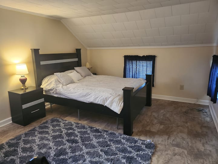 Cozy 2 Bedroom Close To Downtown - Glens Falls, NY