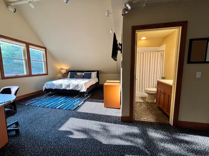 Clubhouse Room - Directly Next To The Big House! - Ann Arbor, MI
