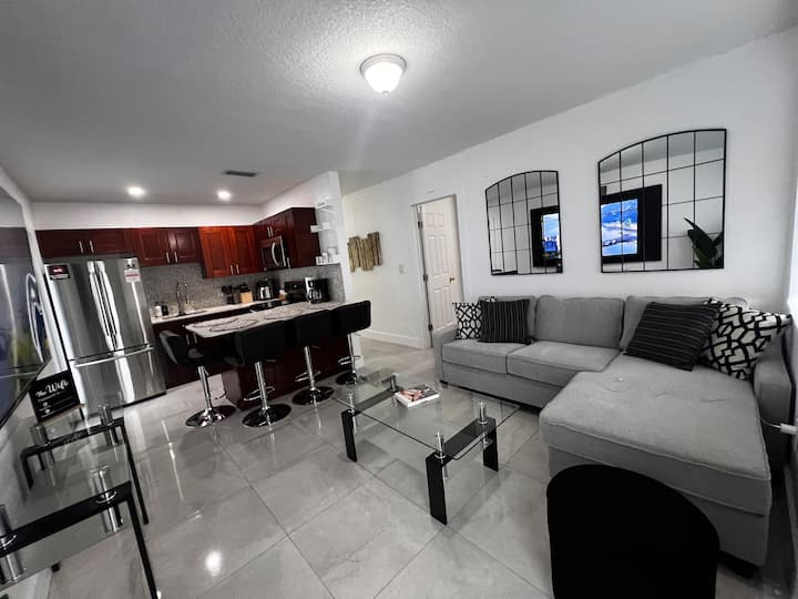 Cozy 2br Home • Private Parking • Pet-friendly - Miami