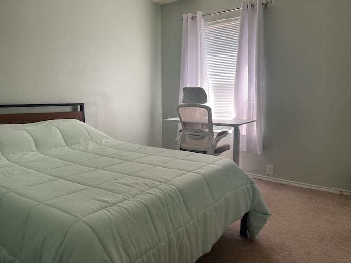 Clean Quiet Room Available - Denton, TX