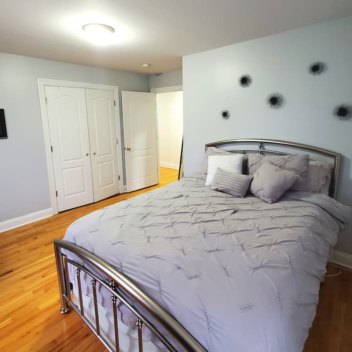 Cozy Queen Gem - Stamford, CT