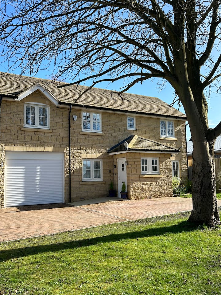 The Mews House In Broadway - Broadway