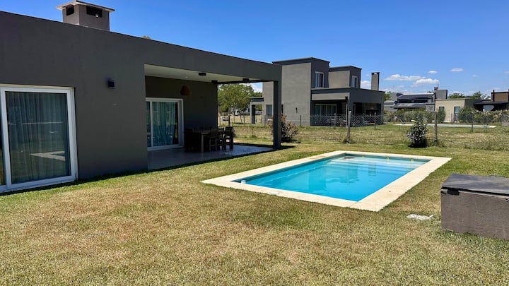 Cálida, Amplia Y Espaciosa Casa - Villa Rosa