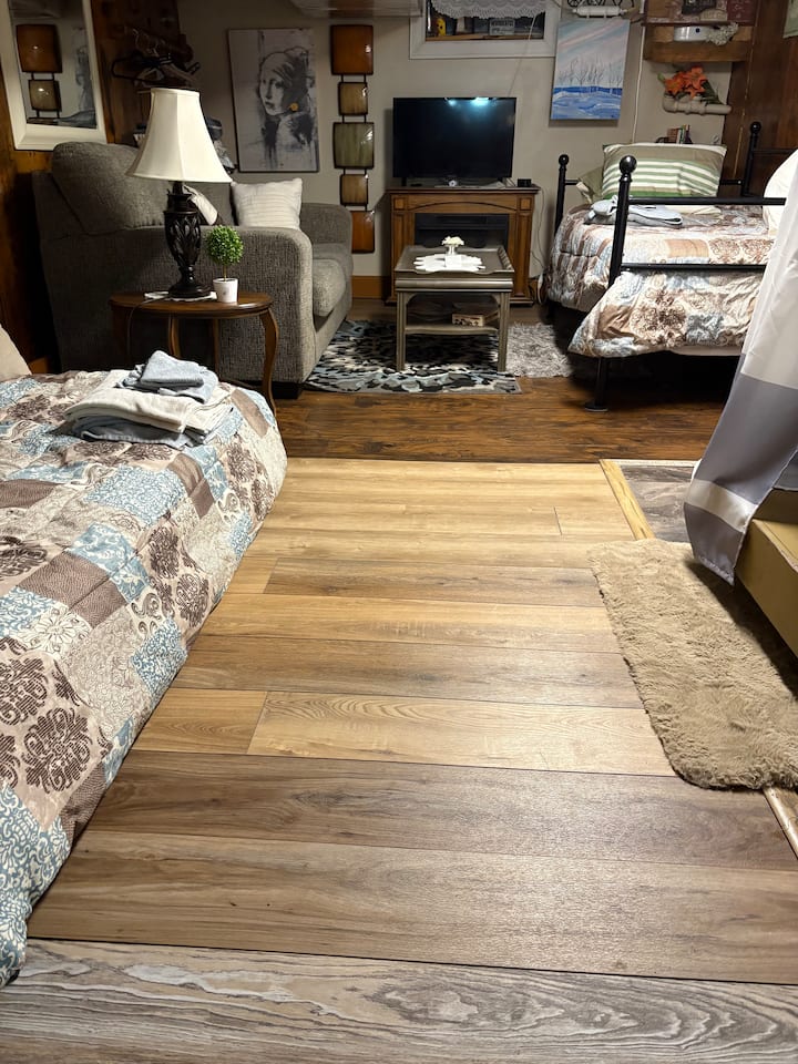 Hershey Down Under Bedroom Suite And Meeting Room - Hershey, PA