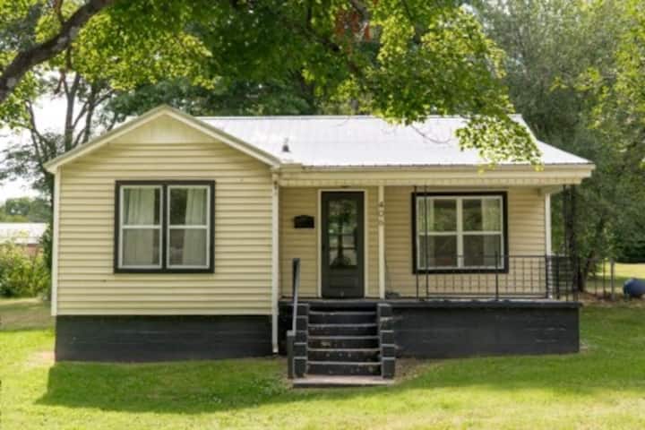 Cottage Home | Pet Friendly | Long Stays Welcome - Harrison, AR