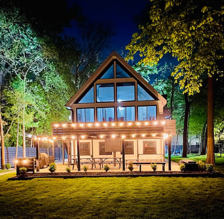 Family Friendly Farmhouse + Arcade + Creek View! - Orland Park, IL