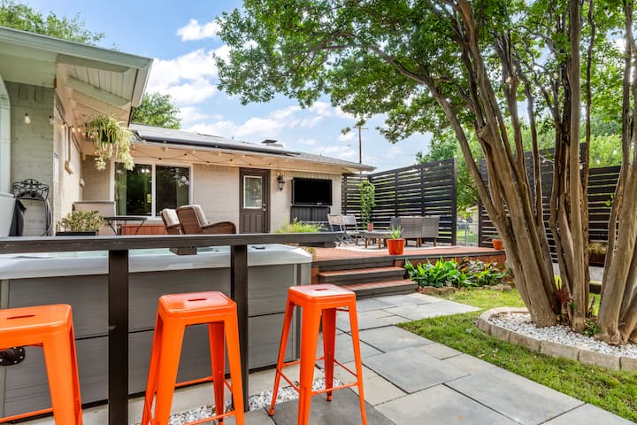 Spacious, Cozy Home W/ Huge Deck & Hot Tub - Grand Prairie, TX