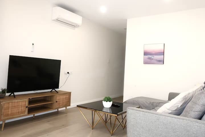 Warm, Cosy, Pet-friendly Getaway With Private Yard - Sydney