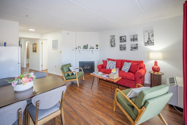 Downtown Gatlinburg Condo/sleeps 4/elevator - Wild Bear Falls Water Park, Gatlinburg