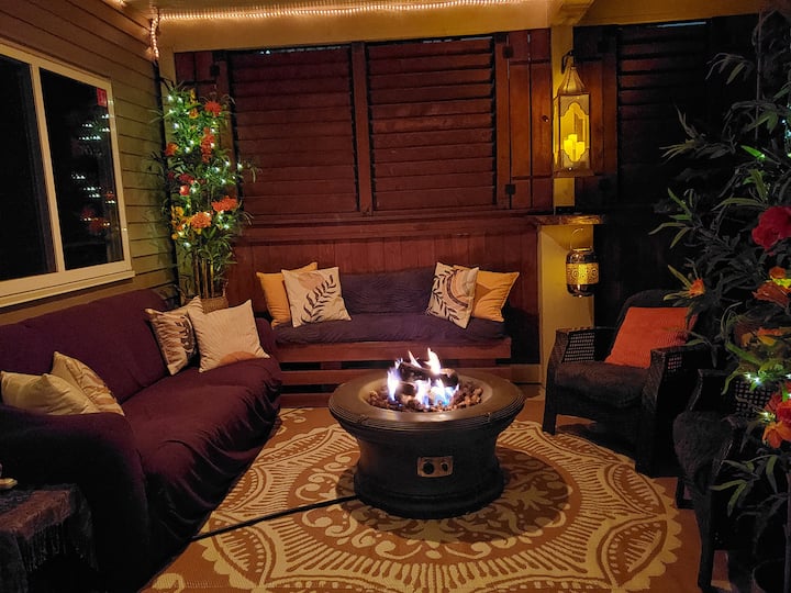 Luxury King Suite W/ Private Hot Tub & Games - Maple Ridge