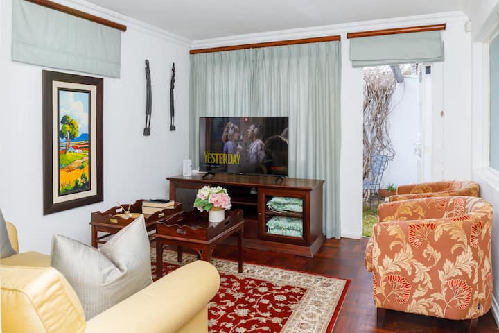 Beautiful Flat In Sandton With Backup Power - Sandton