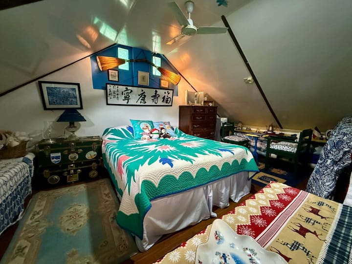 Le Coq Bleu A 90% Recycled Home; Loft Room - Baguio