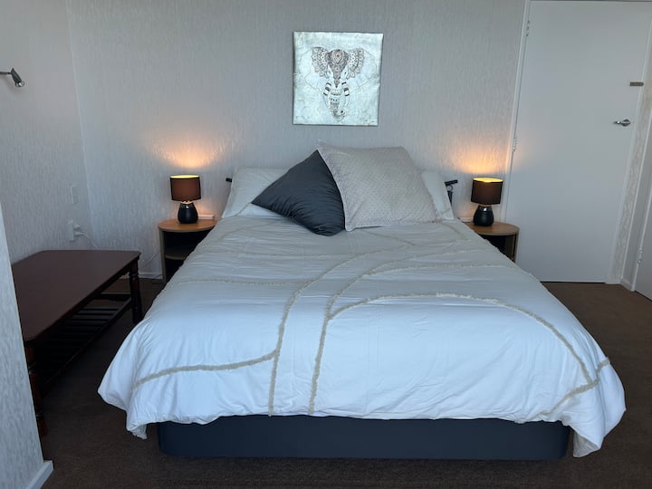 Panoramic Sea Views From Room | Walk To Town & Sea - Taranaki