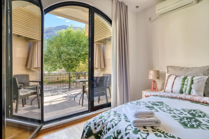 Bright Snug Home With Sun Terrace, Pool & Parking - Kotor