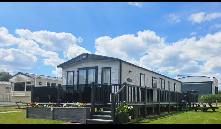 Lazy Swan Premium Lodge - Tattershall Lake - Woodhall Spa