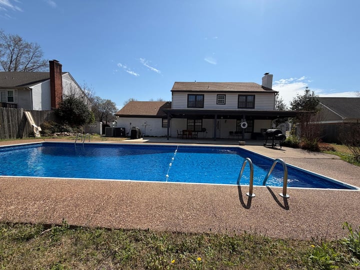 Spacious 5br Family Home With Poolside Patio - Germantown, TN