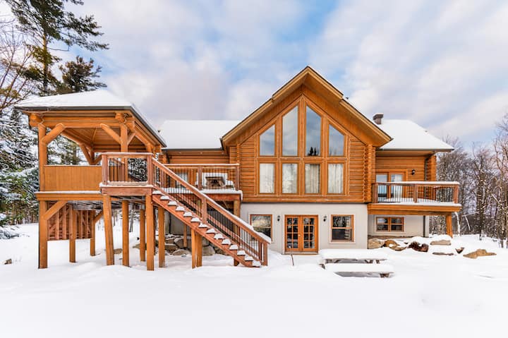 Fiddler Lake Resort: Exclusive Chalet + Hot Tub - Saint-Sauveur