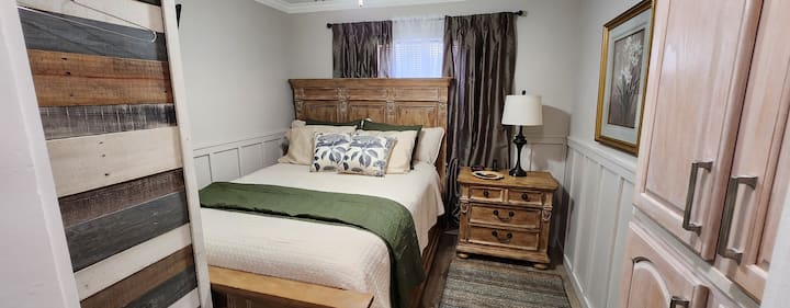 Lake Greenwood Lodge Guesthouse - Lake Greenwood, SC