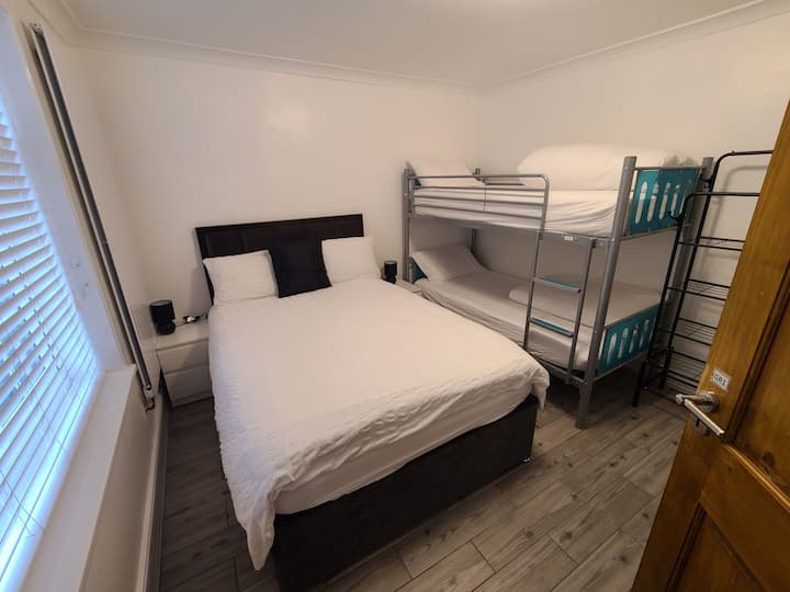 Gatwick Rooms 1 - Horsham
