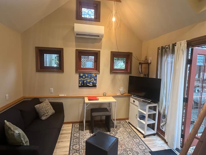 Backyard English Cottage Near Uw - Seattle, WA