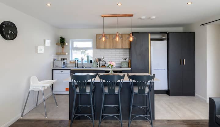 Westport Cottage . Premier Location. With Parking - Westport