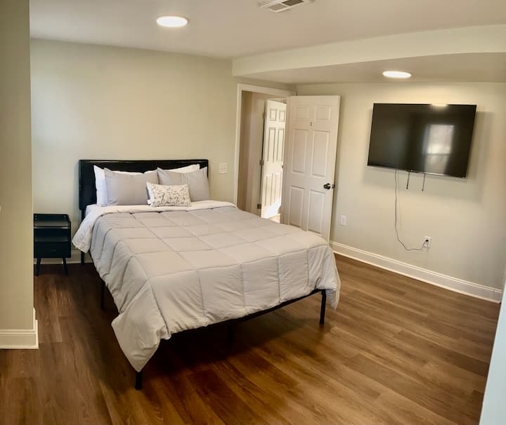Spacious Room In The City - Greensboro, NC