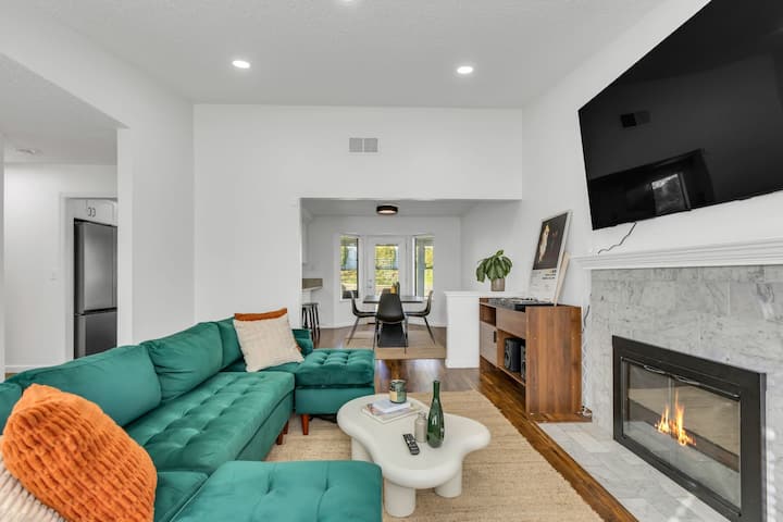 Modern Master Suite | Private Bath - Sacramento, CA