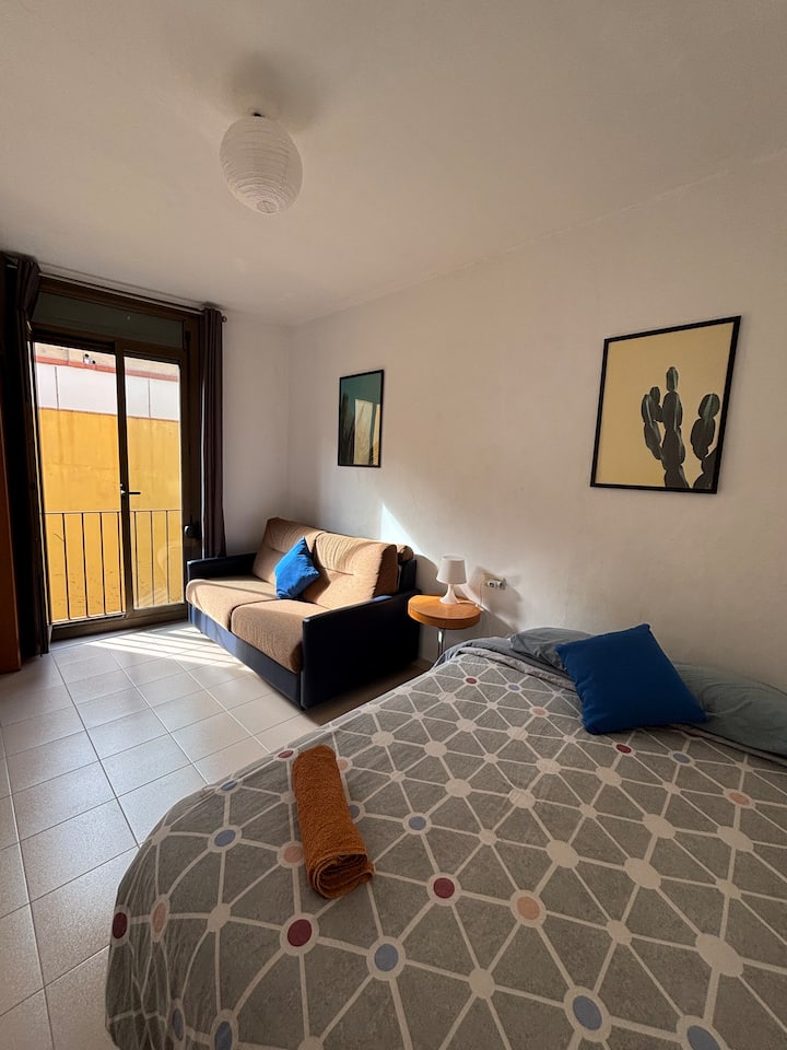 Room With Double Bed Next To “La Ramblas” - Barcelona