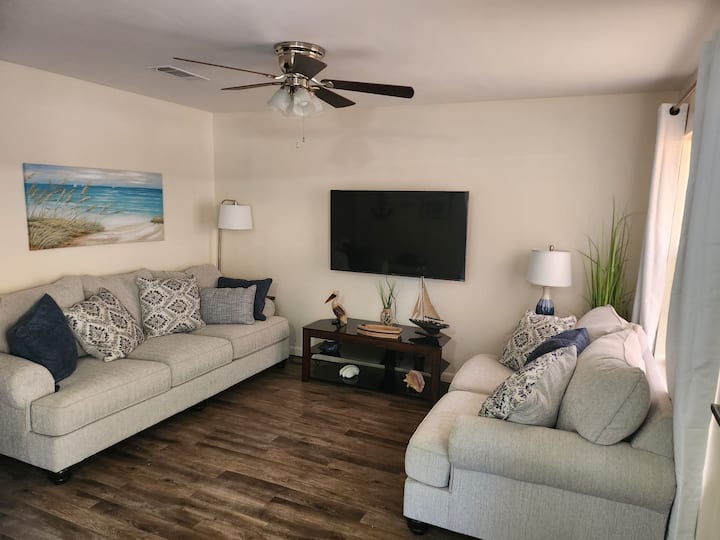 Beach Themed Apartment/apartment A - Gulfport, MS