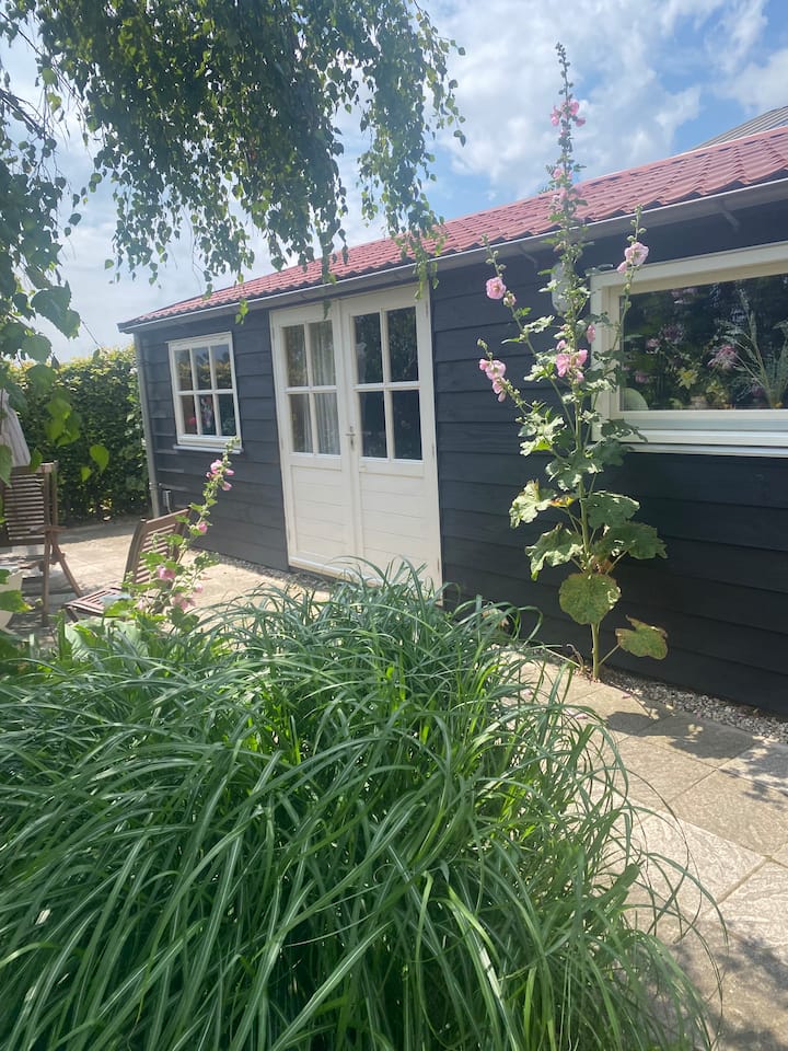 Knus Houten Huisje In Bloementuin Bos En Strand - Heemskerk