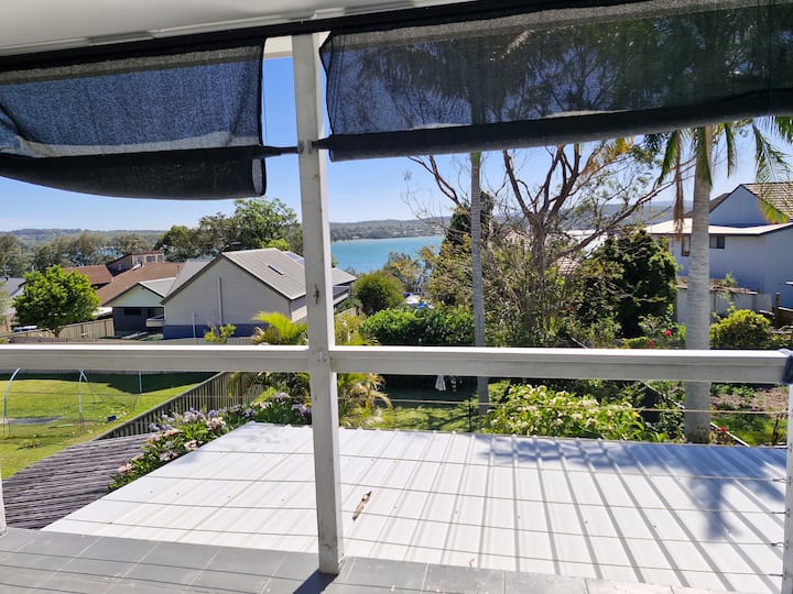 Comfortable Home Stay With Lake Views - Newcastle