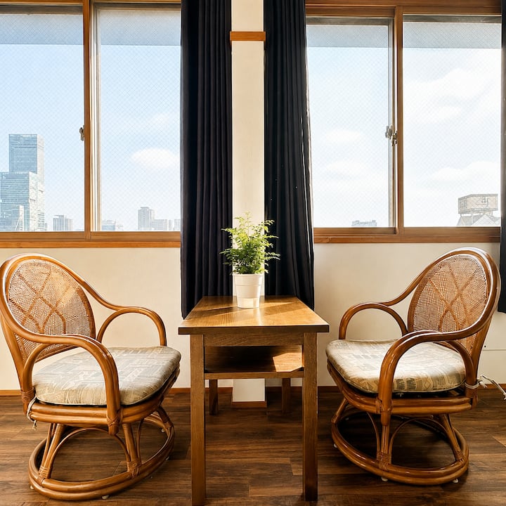 3 Meters From Tsutenkaku / 5-minute Walk To Ebisucho Subway Station / Elevator / Shinsekai, Don Quijote Lifestyle Area, Apartment With 2 Double Beds. - Osaka