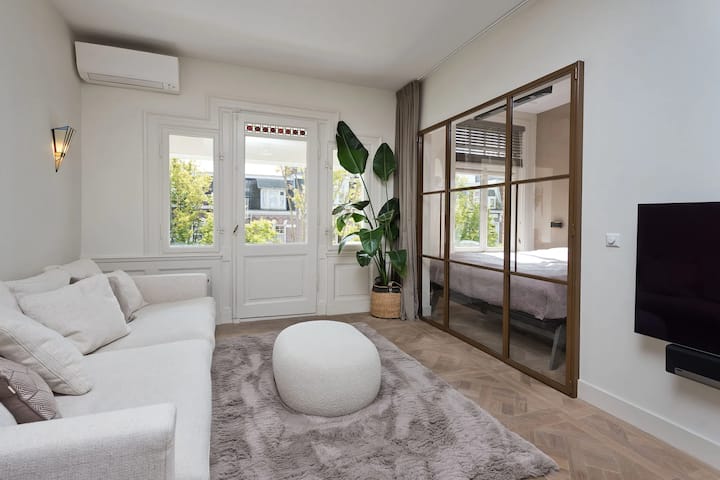 High End Gerenoveerd 2-kamer App In Statig Pand - Amsterdam