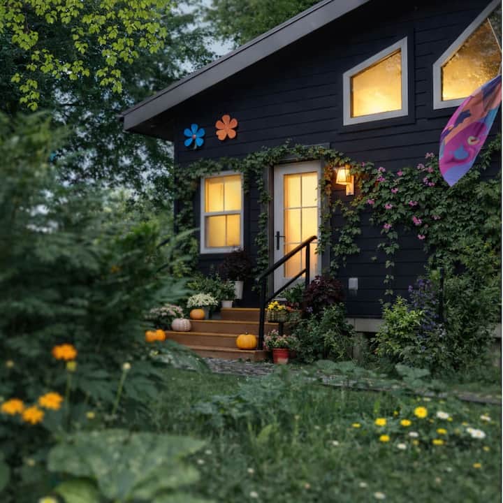 Cottage: Acres, Art, Trees, Deck, Fire Pits, Lakes - Garland, TX