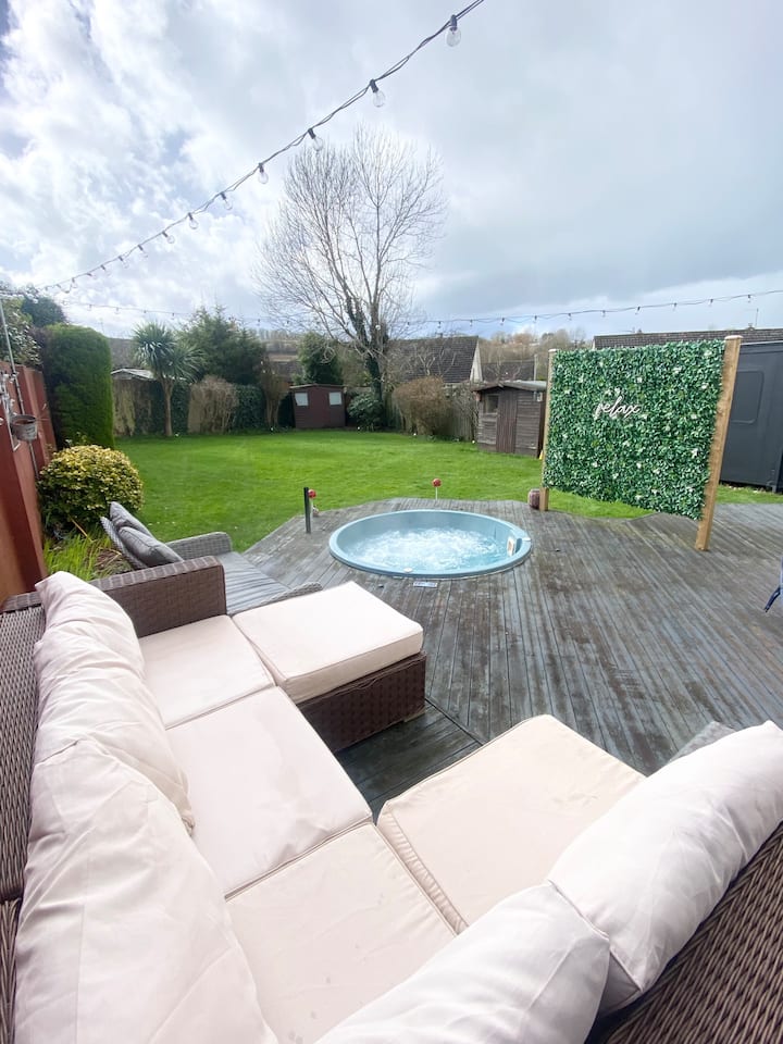 3 Bedroom House, Hot Tub,torbay, Sleeps 6, Parking - Torquay