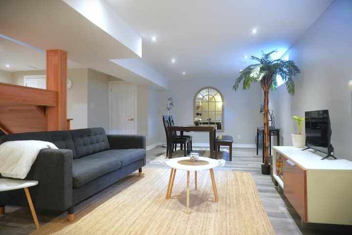 Stylish Lower Level Guest Suite In Family Home - Mississauga