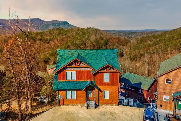 Smoky Mountain Luxury Lodge With Indoor Heatedpool - Pigeon Forge, TN
