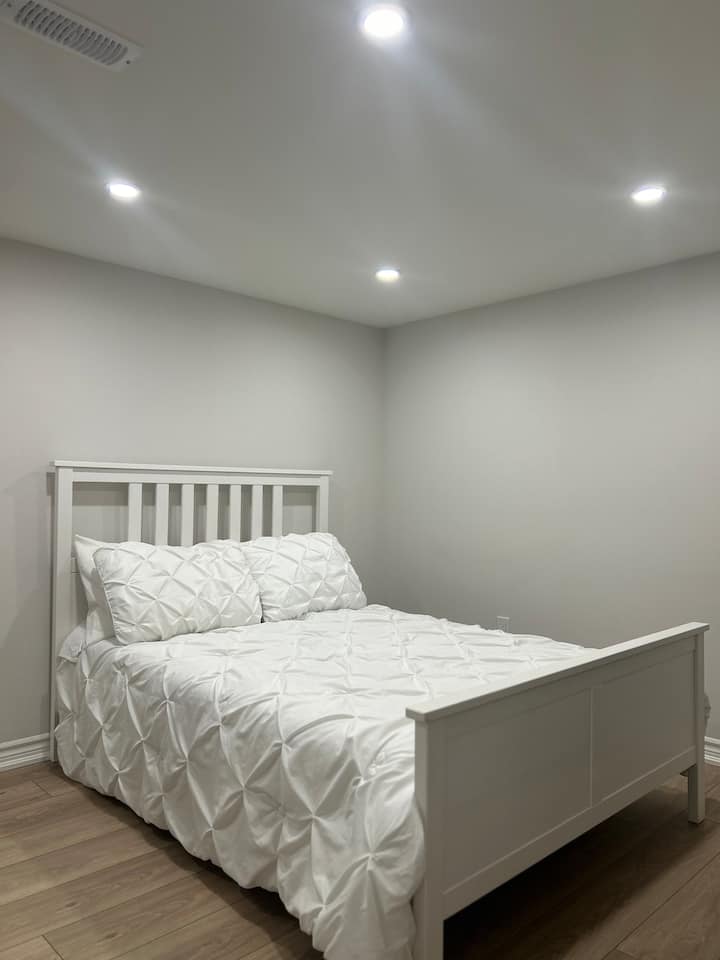 Entire Private Basement - 3 Beds, Newly Renovated. - Toronto, ON