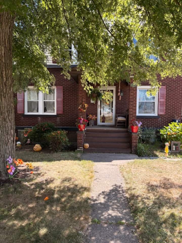 Tree House 6 Bedrooms, 2 Blocks From Everything - Peninsula, OH