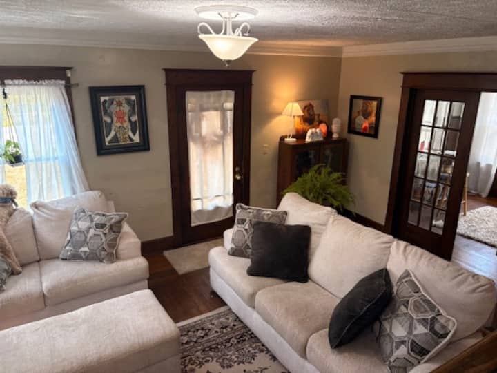 Tree House 6 Bedrooms, 2 Blocks From Everything - Akron, OH