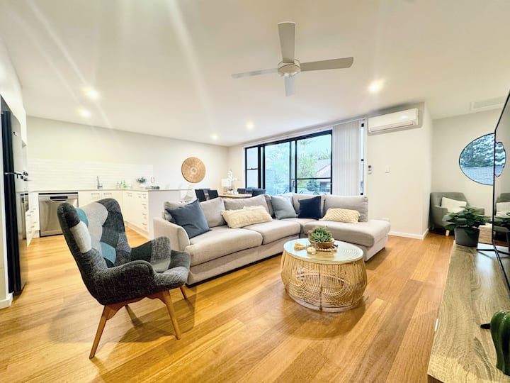 Family Coastal Retreat, Water Views, Walk To Beach - Port Macquarie