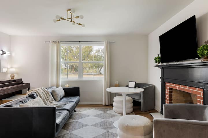 Modern, Spacious Apartment In Downtown Beaufort! - Beaufort, SC
